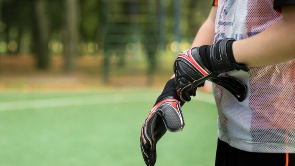 Choosing the Best Football Gloves: A Complete Guide - Vamonde