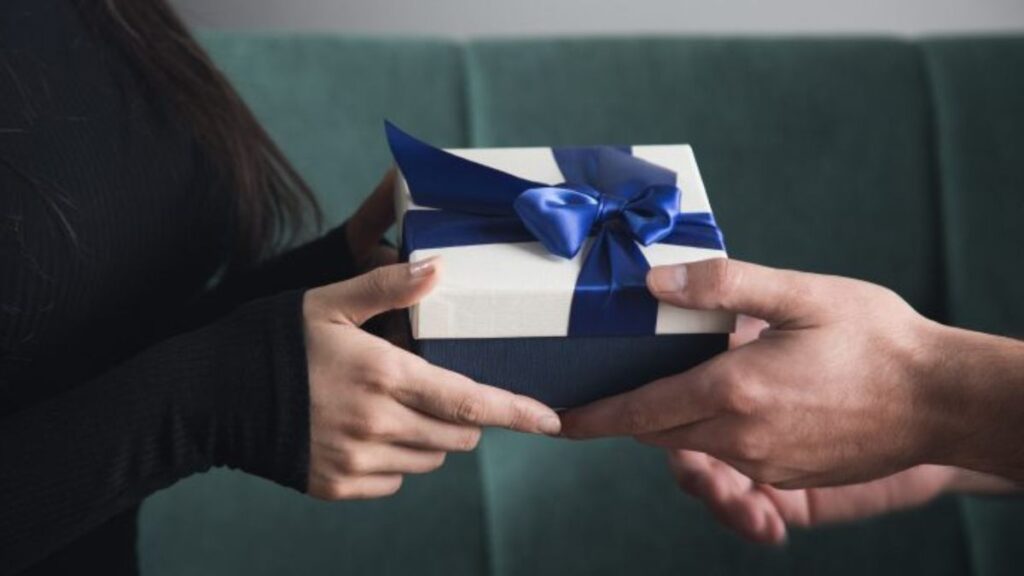 Creative Holiday Gift Ideas to Boost Employee Morale - Vamonde